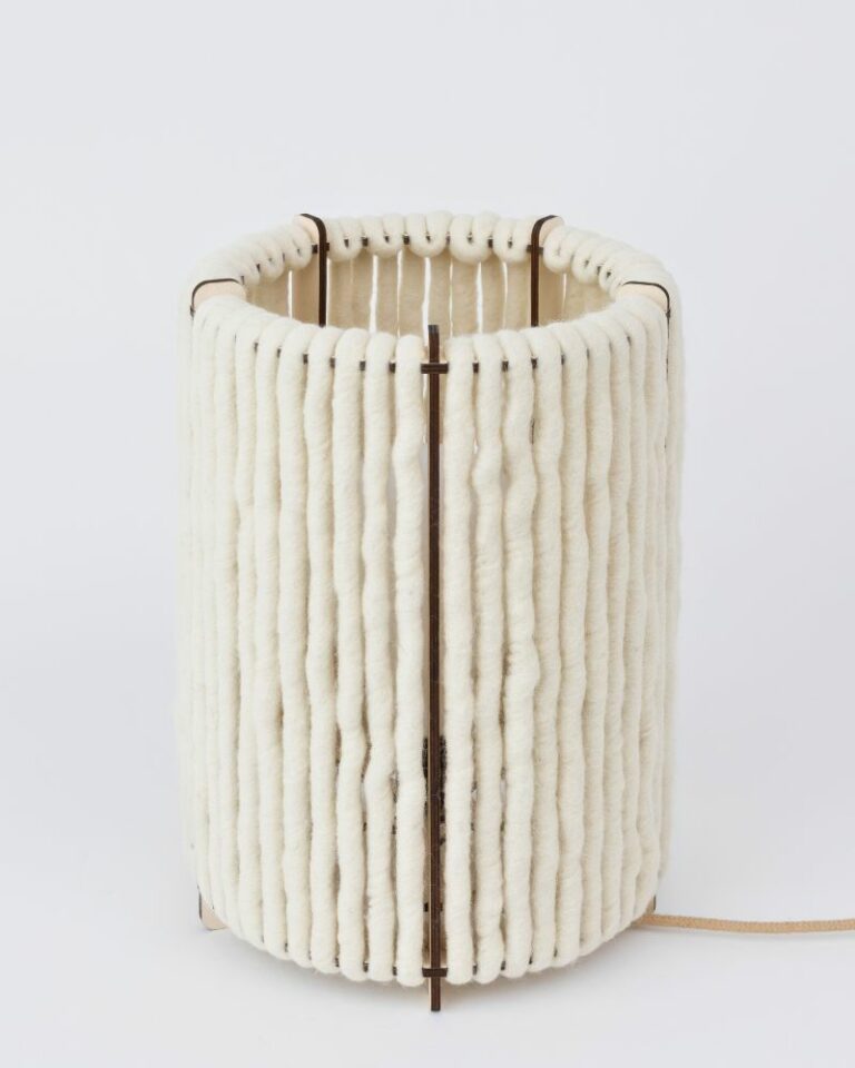 Angesagte Bodenleuchte aus Wolle und Holz von ALMUT