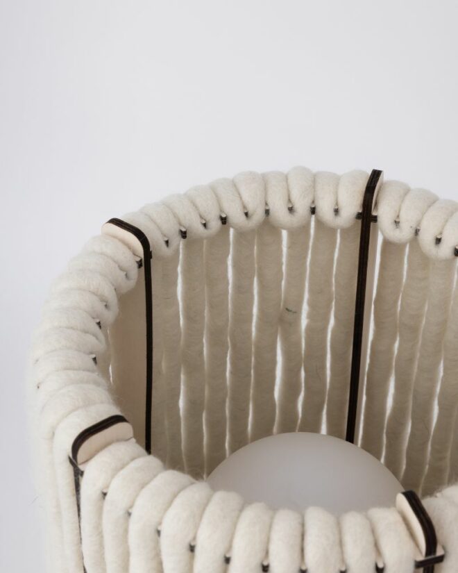 Angesagte Bodenleuchte aus Wolle und Holz von ALMUT