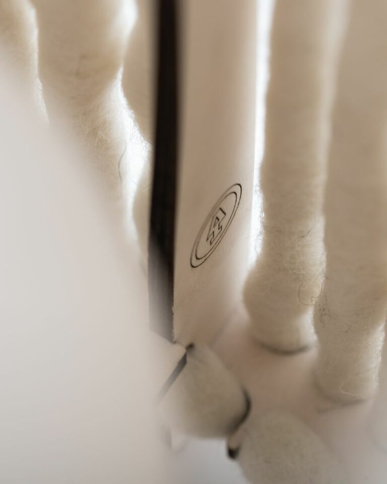 Handgemachte Tischlampe aus Wolle und Holz von ALMUT.