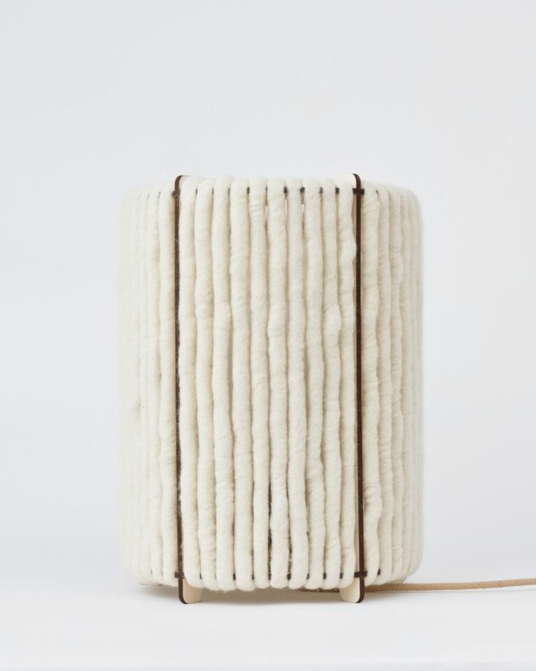 Angesagte Bodenleuchte aus Wolle und Holz von ALMUT