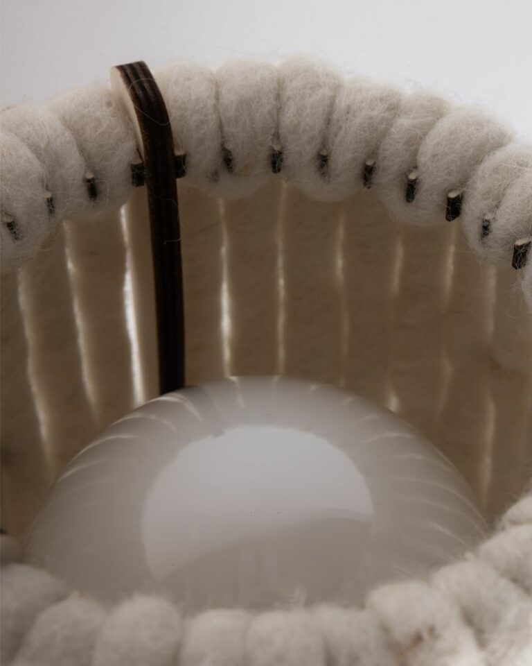 Handgemachte Tischlampe aus Wolle und Holz von ALMUT.